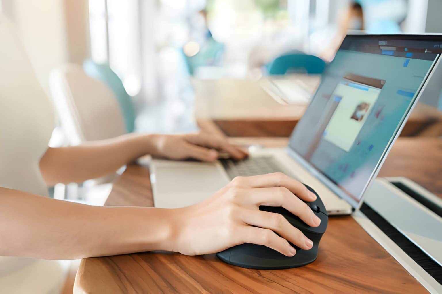 Enhance Workplace Comfort: Ergonomic Mouse Benefits